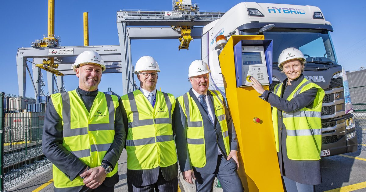 DVO | DP World neemt nieuwe elektrische stapelkranen in gebruik op… DVO | DP World neemt nieuwe elektrische stapelkranen in gebruik op…