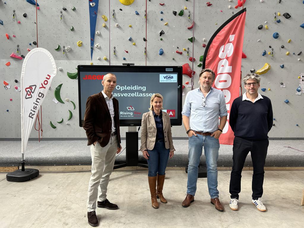 DVO | Jacops en Rising You leiden samen anderstalige glasvezellassers…