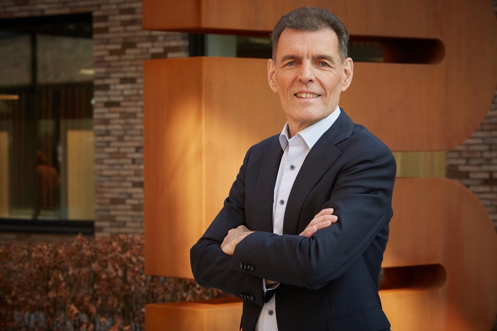 DVO | Yves Kerstens neemt fakkel over van Oswald Schmid als ceo van…