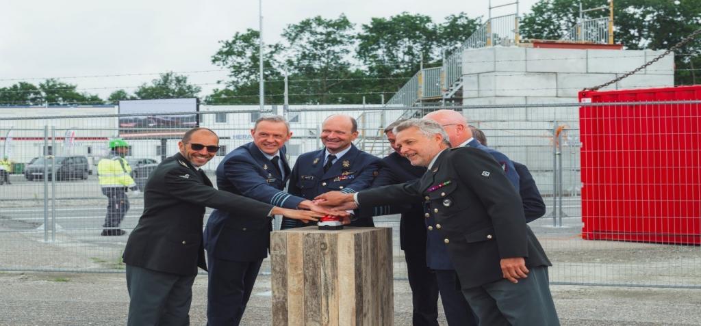 DVO | Jan De Nul legt eerste steen voor F-35 complex in Kleine-Brogel